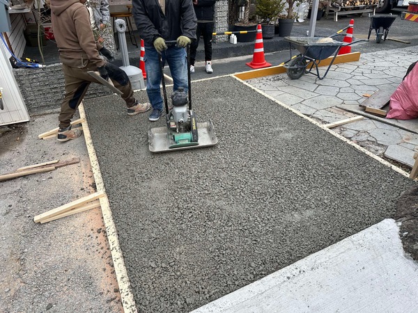 4月12日JOIS技術交流会に向けて #ナマコンバレー の展示場整備が進んでいます｜水たまり対策「オコシコン」 透水性舗装仕上材｜生コンポータル